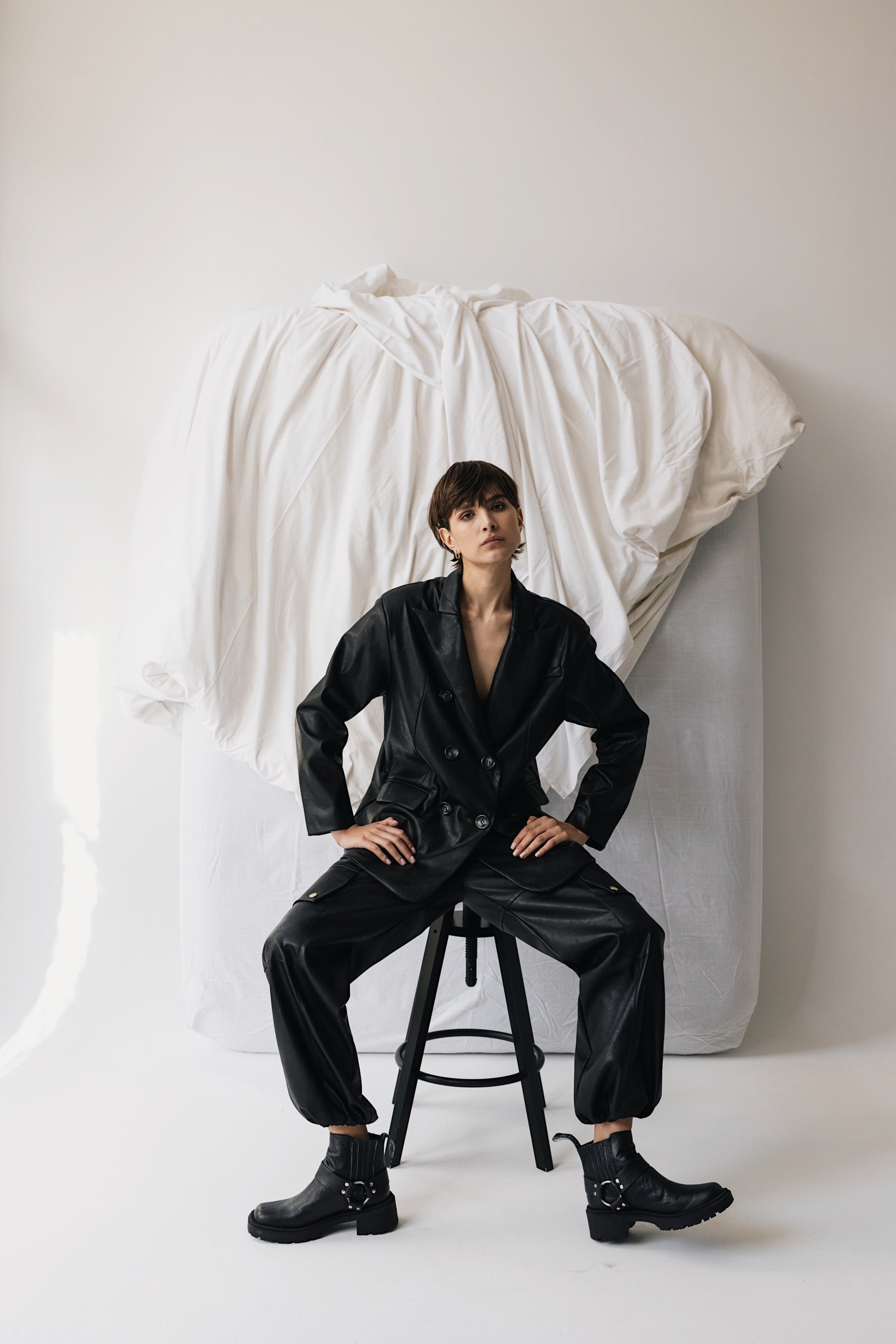 COLLETTE BLACK LEATHER CHELSEA BOOTS – debour